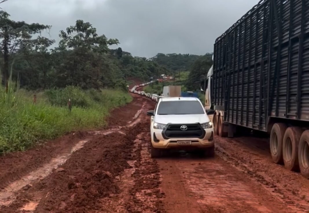 VÍDEO; Lama provoca congestionamento na BR-230 entre Medicilândia e ...